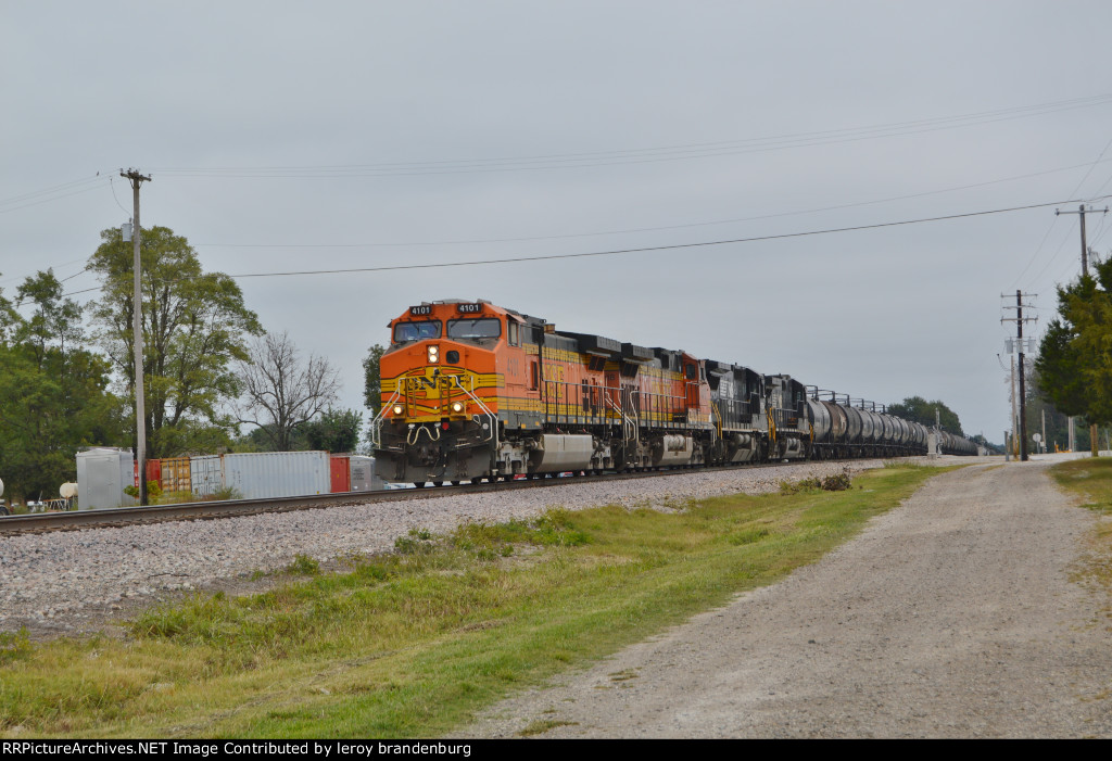 BNSF 4101 with a wb unit corn syrup train